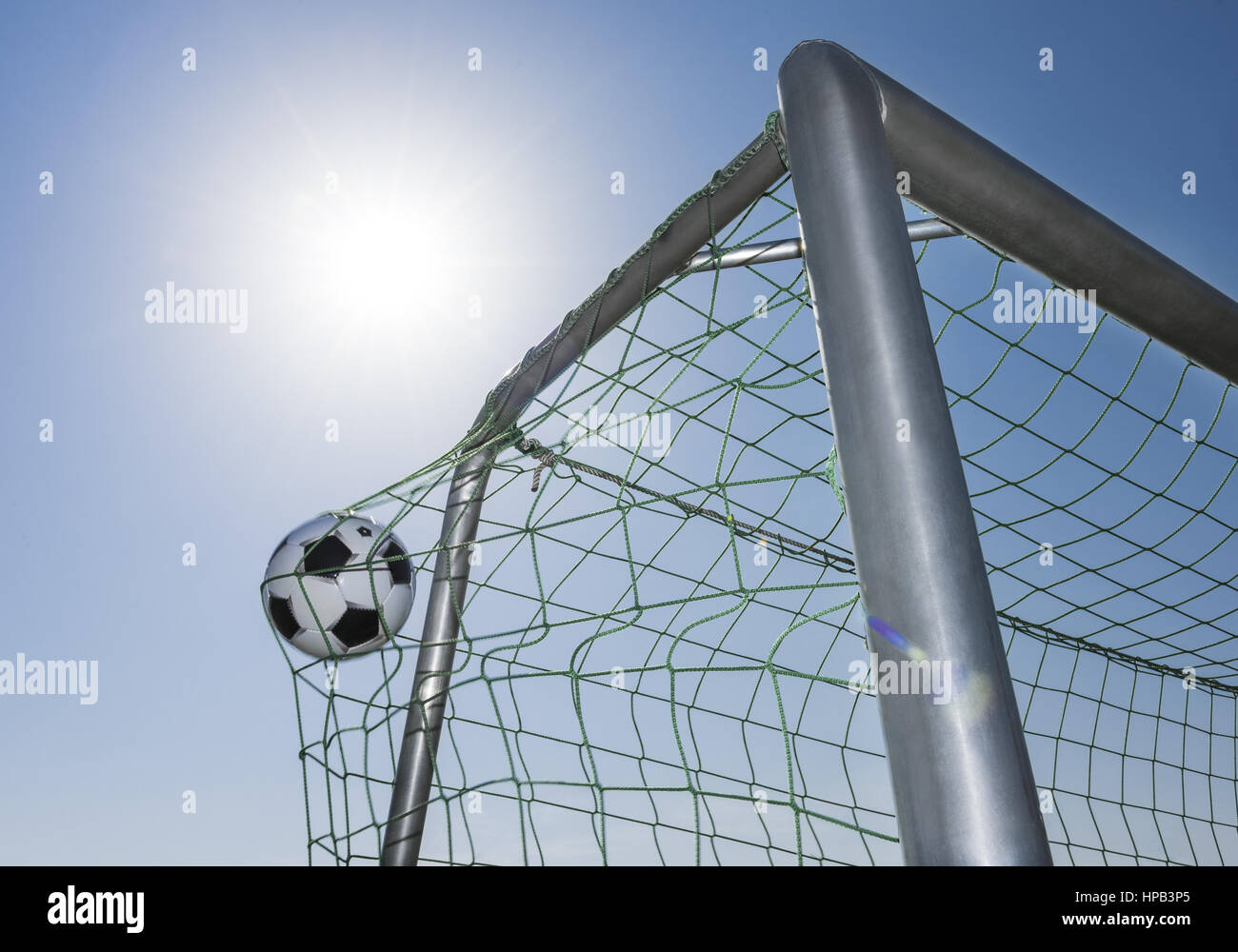 Fussball fliegt ins Tor Stockfotografie - Alamy