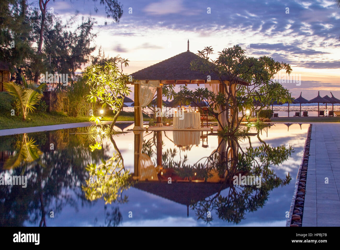 Mövenpick Resort in Twilight, Luxus Tisch im kleinen Pavillon ...