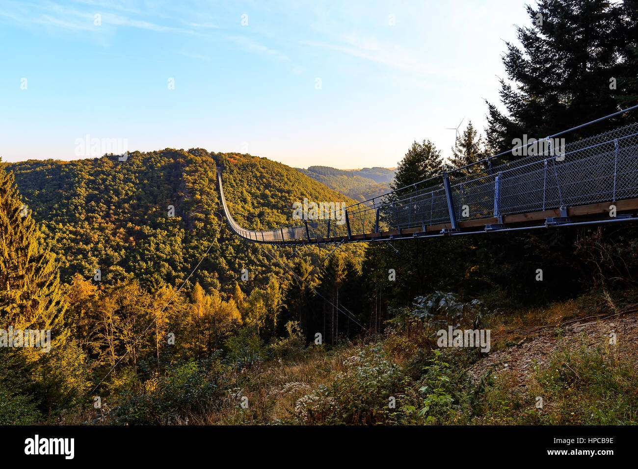 Hangeseilbrucke geierlay -Fotos und -Bildmaterial in hoher Auflösung ...