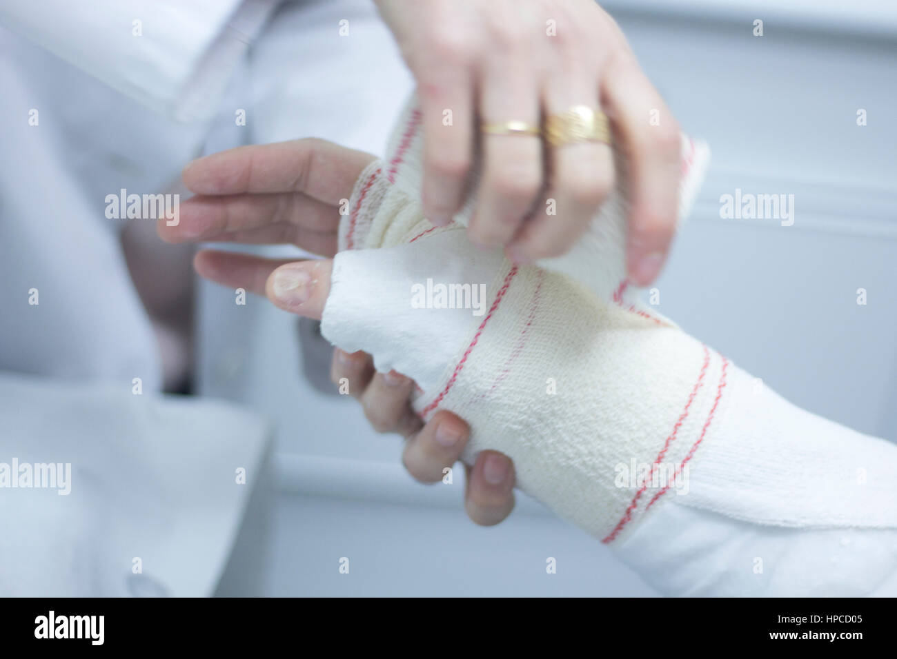 Arzt Patienten Unterarm und Handgelenk ein Gipsverband und Bandagen ...