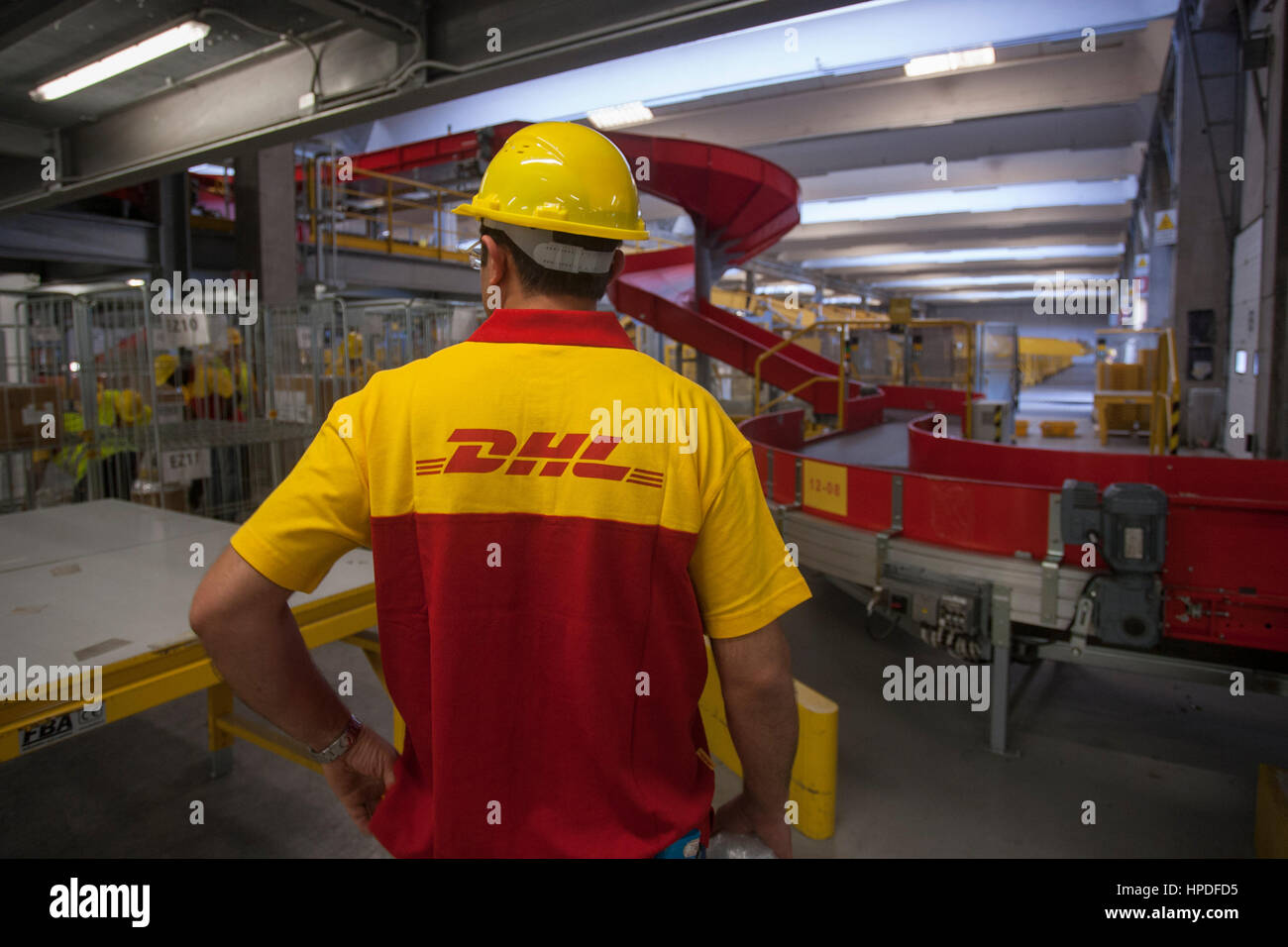 Yellow dhl parcel courier delivery -Fotos und -Bildmaterial in hoher Auflösung – Alamy