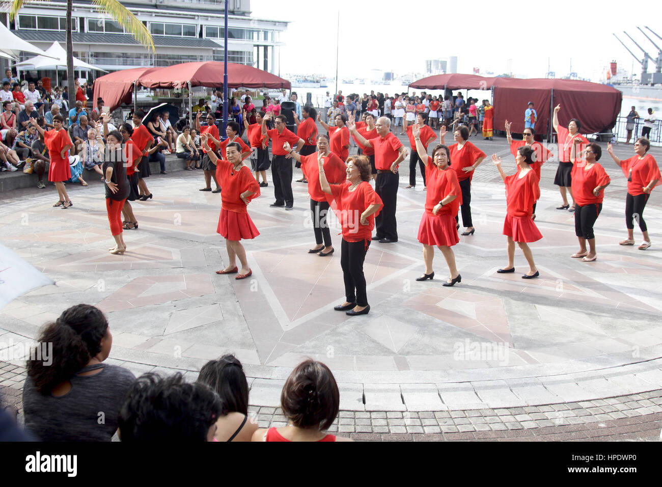 Gruppe western line dance -Fotos und -Bildmaterial in hoher Auflösung ...