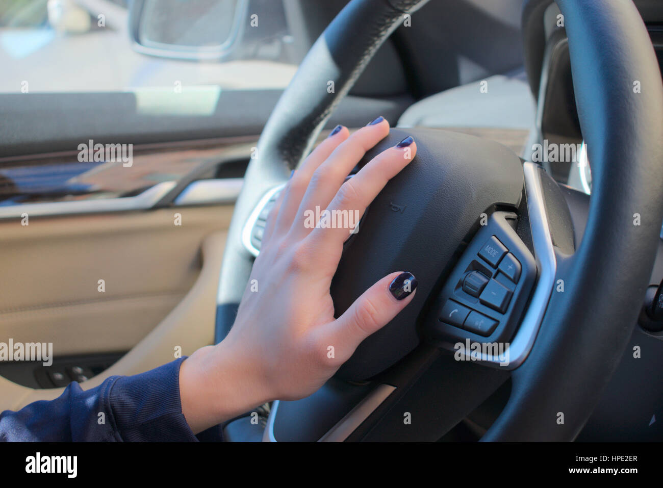 Hand aufs rad -Fotos und -Bildmaterial in hoher Auflösung – Alamy