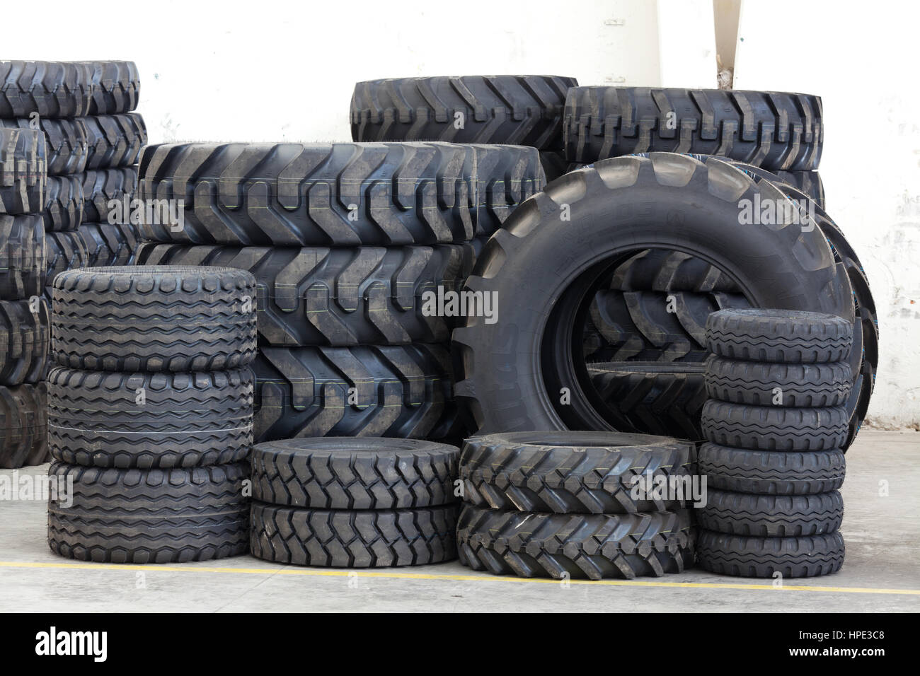 Autoreifen stapel Stockfotos und -bilder Kaufen - Alamy