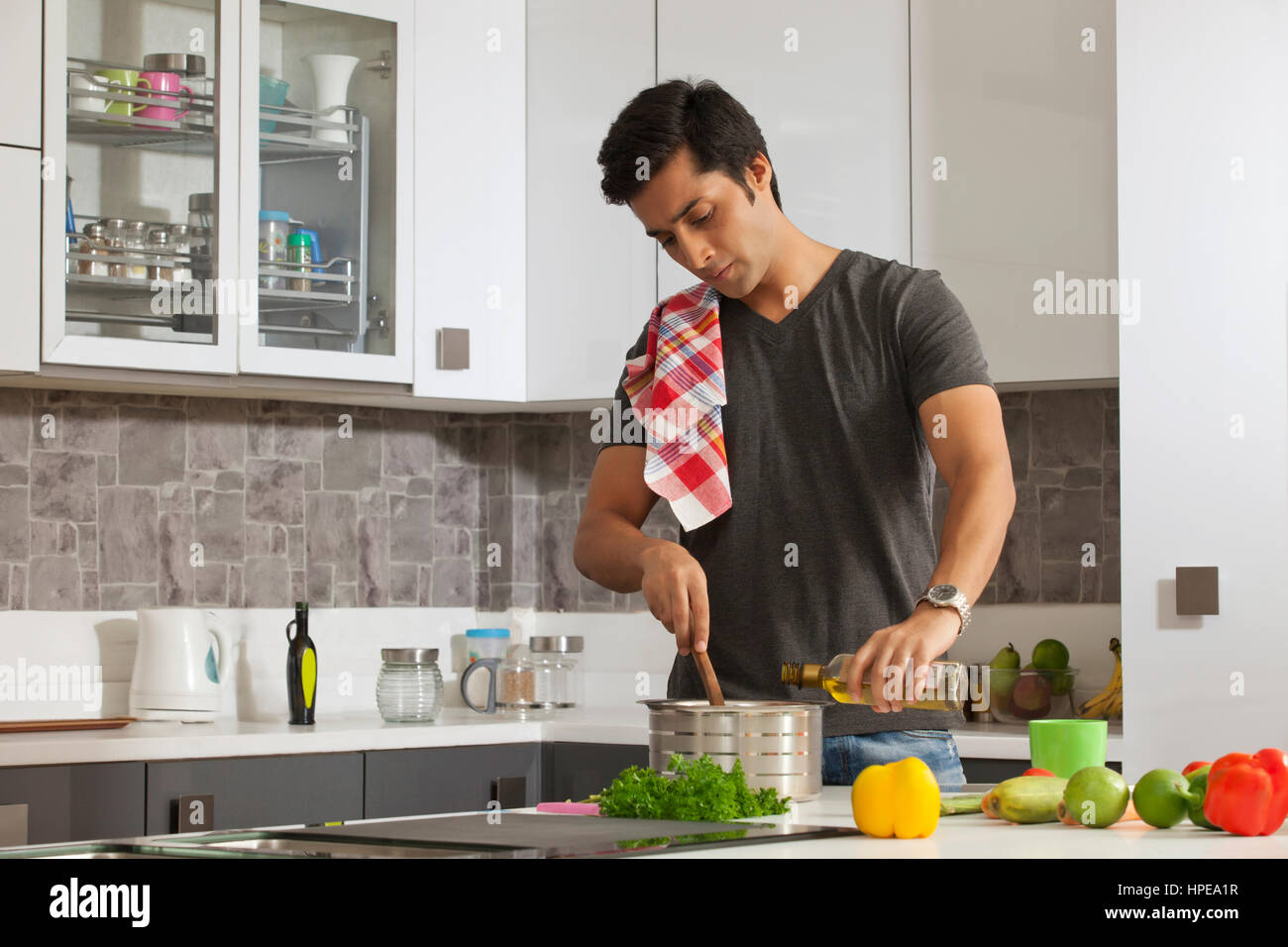 Mann beim kochen -Fotos und -Bildmaterial in hoher Auflösung – Alamy
