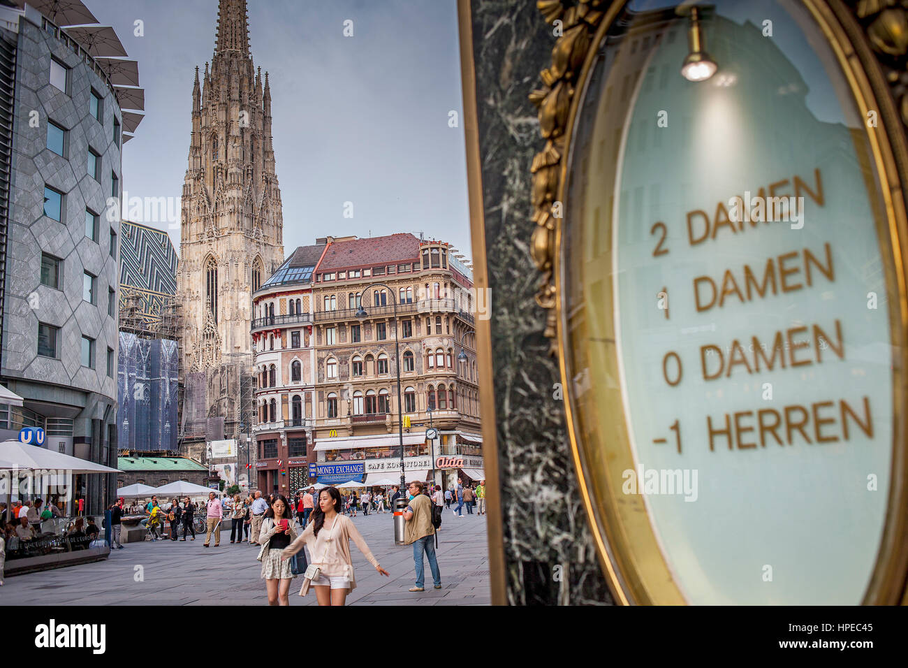 Straßenszene in Stephansplatz, im Hintergrund der Stephansdom in Wien ...