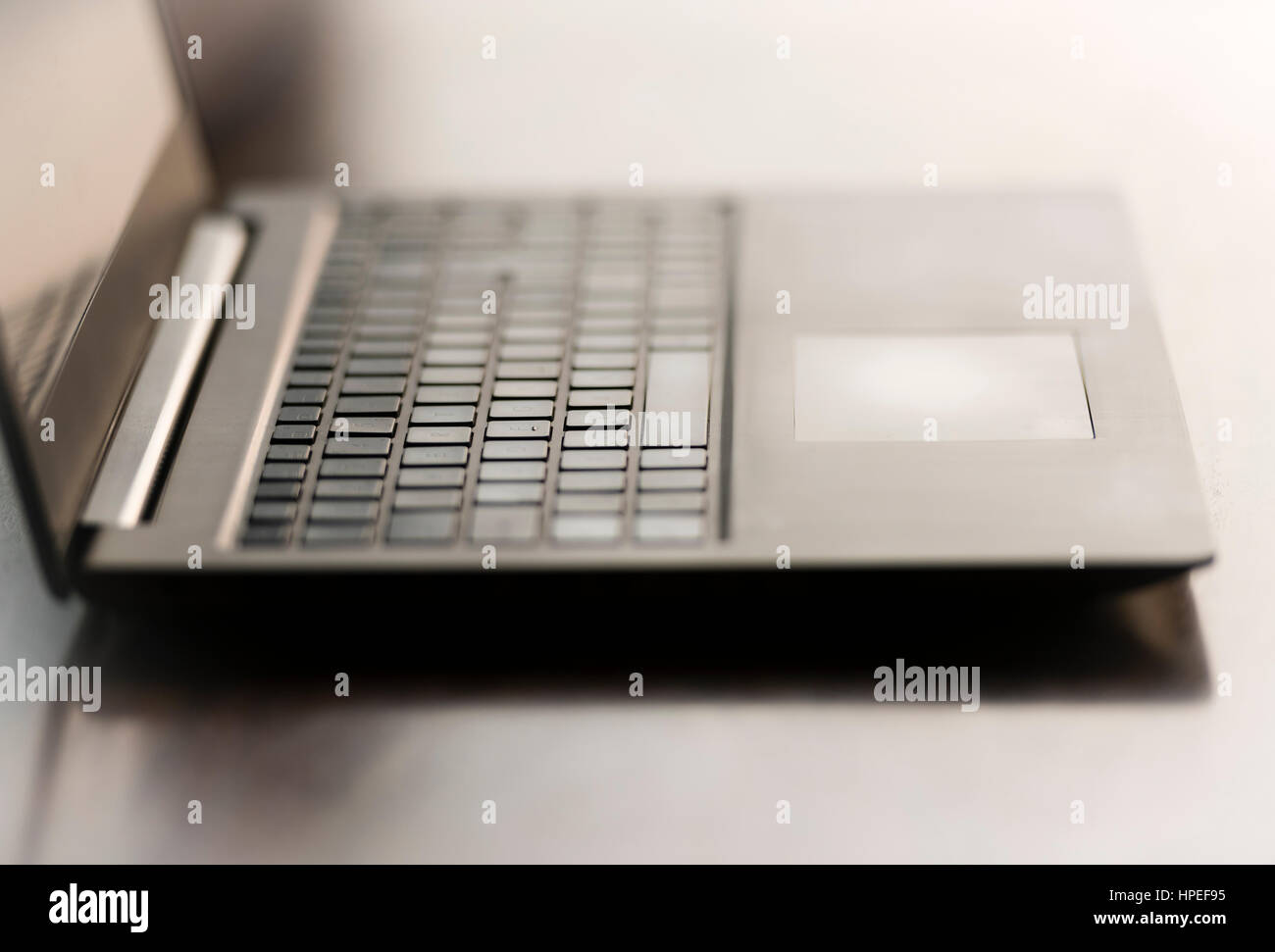 Geöffneten Laptop-Computer auf einem Schreibtisch aus Holz. Touchpad ...