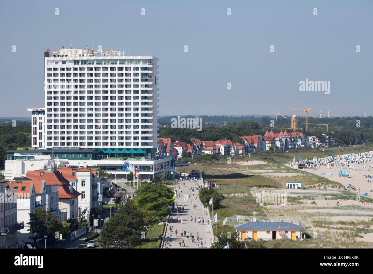 Rostock-Warnemünde, Strand und Hotels Neptun und promenade ...