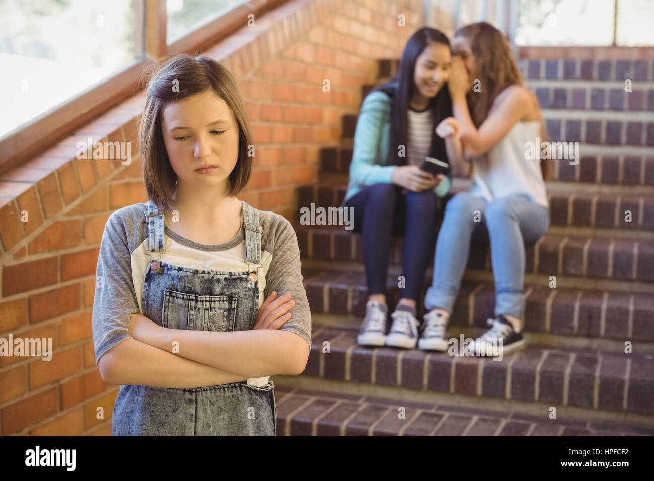 Schulfreunde Mobbing ein trauriges Mädchen im Flur der Schule in der ...