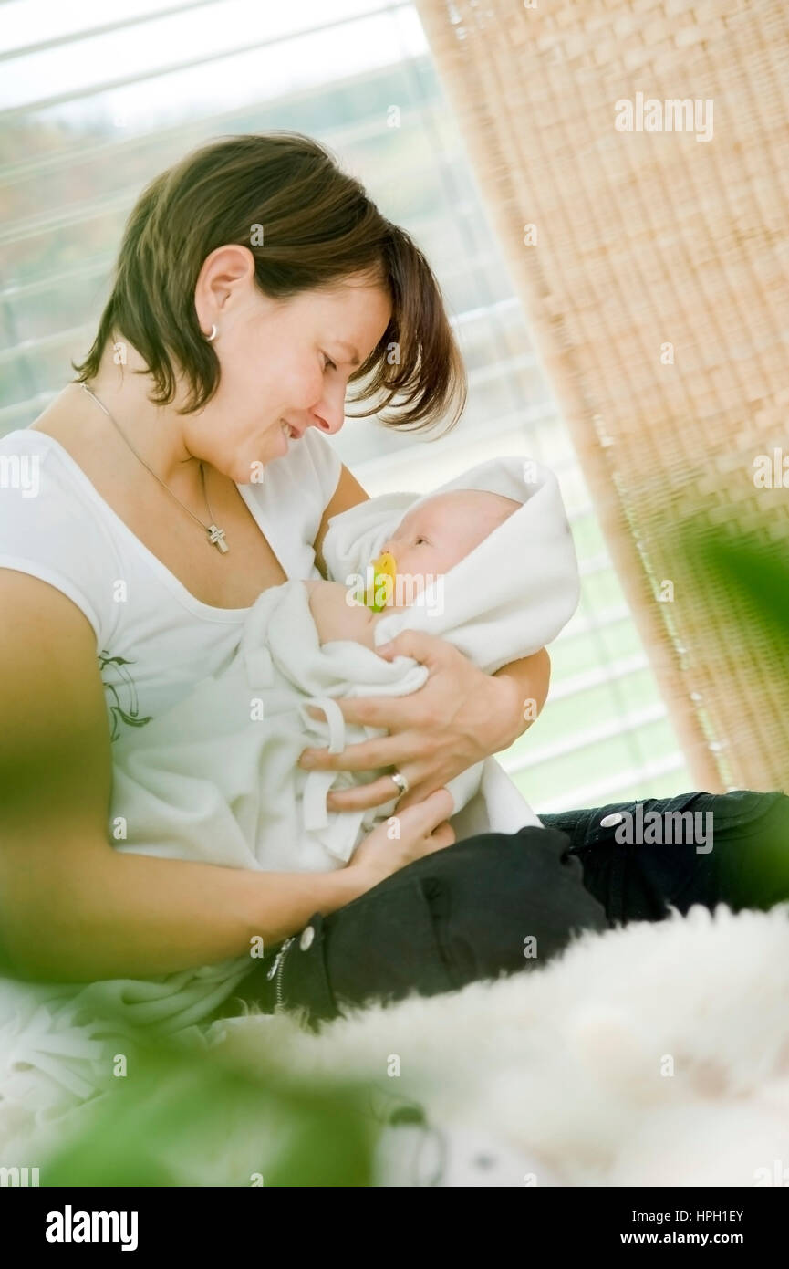 Model Release, Mutter Mit Baby Im Arm - Mutter mit baby Stockfotografie ...