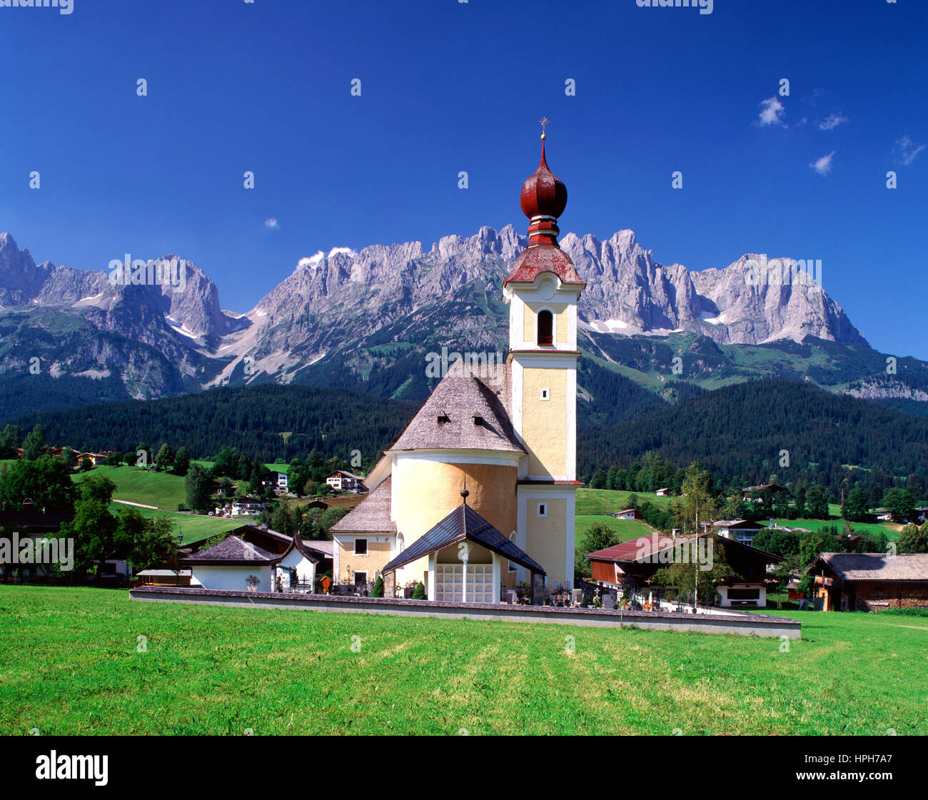 Gehen Dorf und die Berge Wilder Kaiser, Tirol, Österreich ...