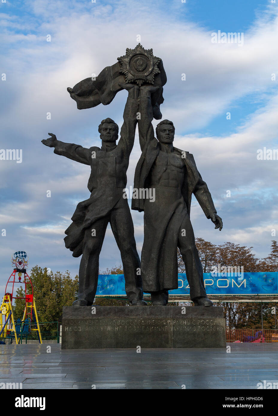 Friendship of nations arch -Fotos und -Bildmaterial in hoher Auflösung ...