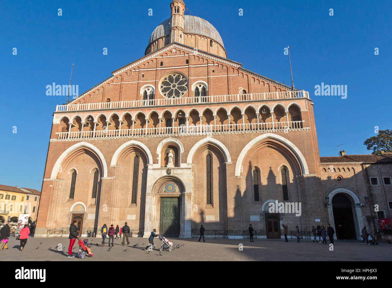 Eine Außenansicht von der Basilika des Heiligen Antonius in Padua ...