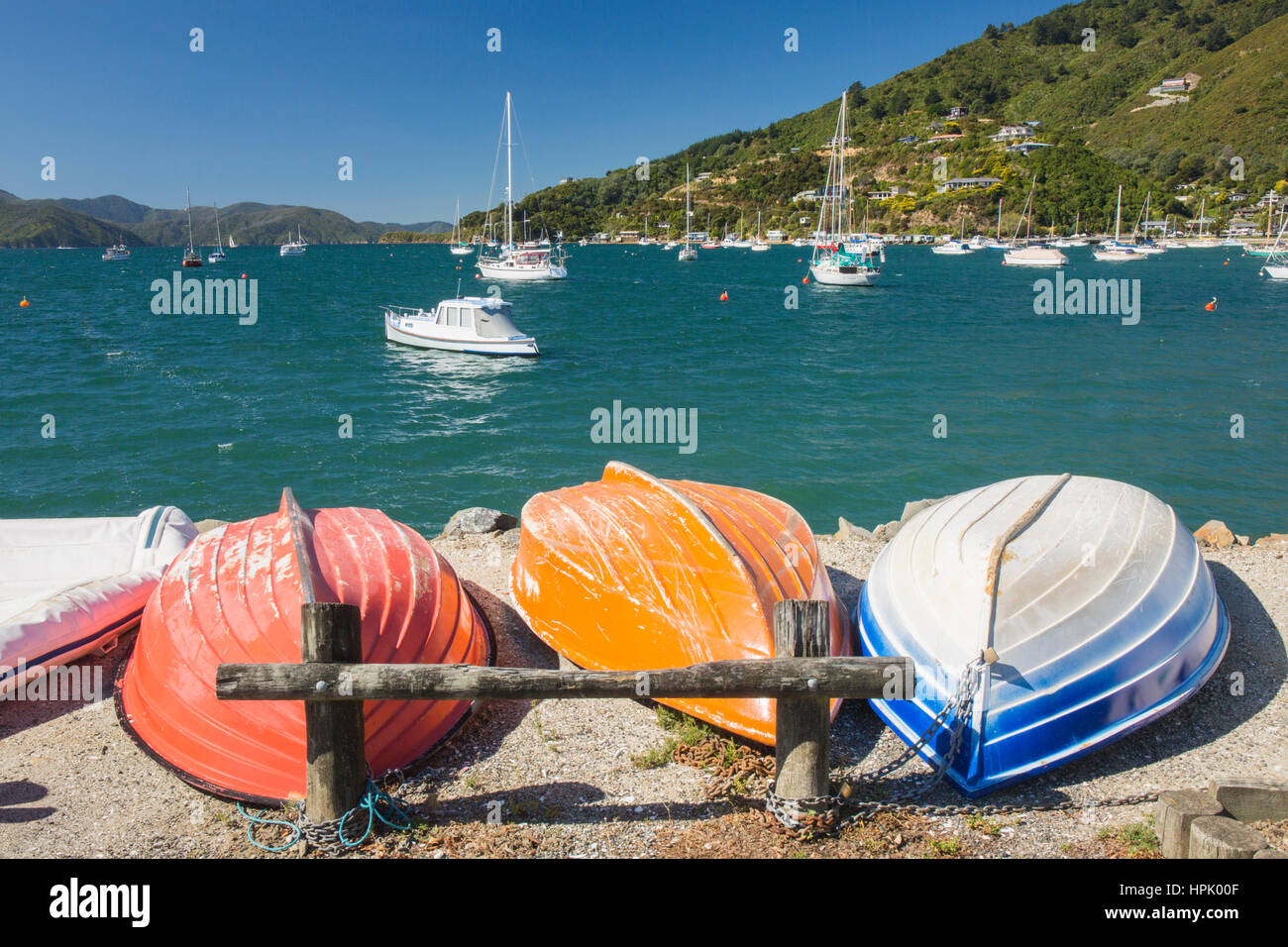 Picton, Marlborough, Neuseeland. Bunten umgedrehten Booten Waikawa Bay ...