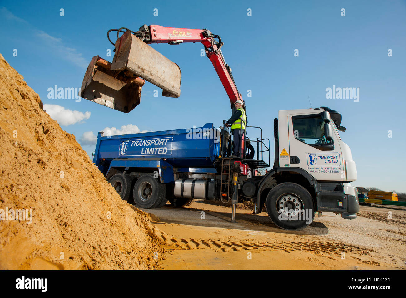Kipper-LKW Abholung eine Last von Aggregat zu greifen Stockfotografie ...