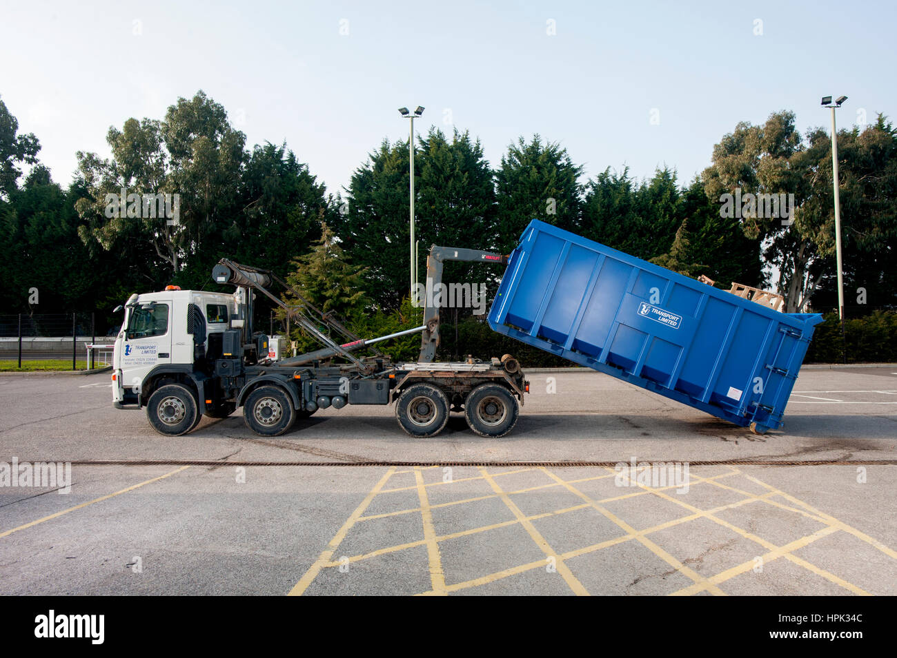 Commercial Skip LKW laden eine große Verschwendung Müllcontainer ...