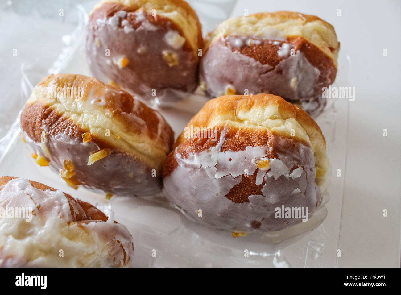 Paczki - traditionelle faustgroße Donut gefüllt mit rose Marmelade ...