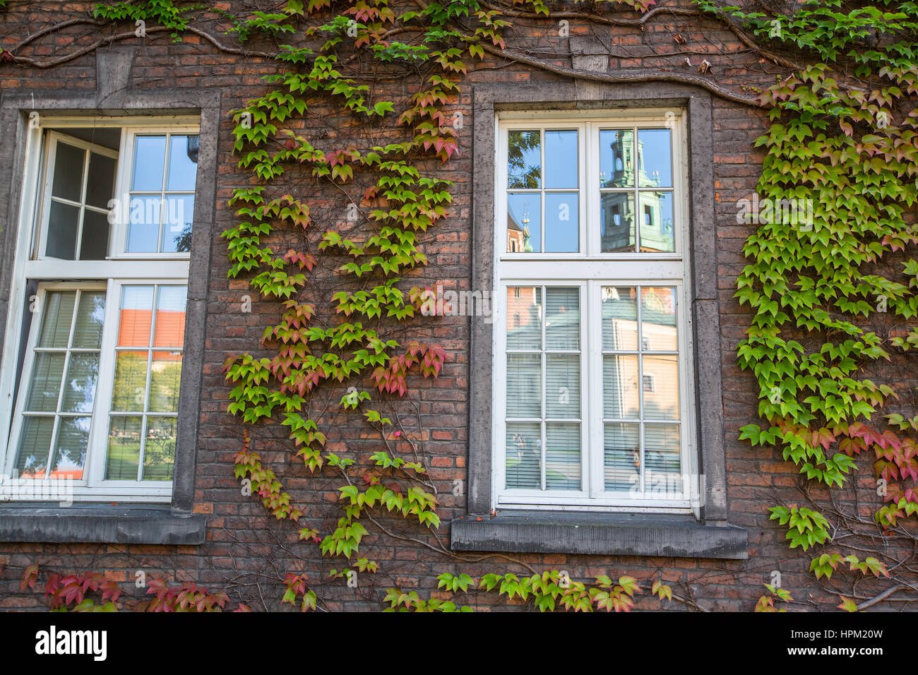 Alte backsteinmauer mit fenstern -Fotos und -Bildmaterial in hoher ...