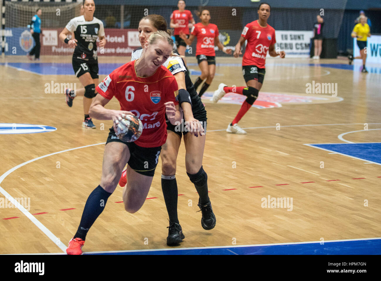 17. November 2015: Ana Maria Tanasie #6 von HCM Baia Mare und Cristina ...