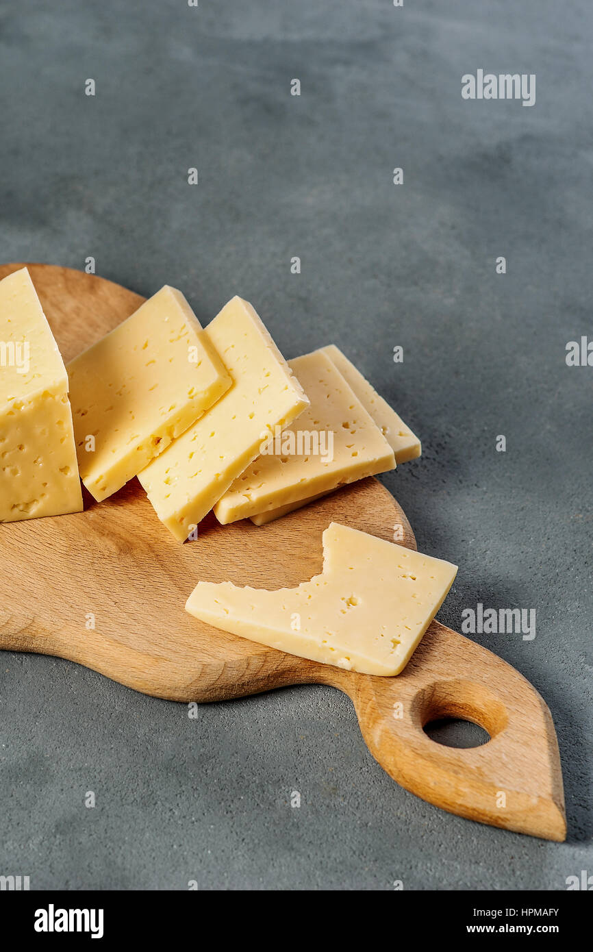 Harter Käse in Scheiben geschnitten auf einem Holzbrett zu Hause. Käse ...