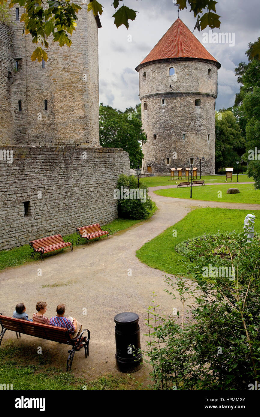 Alte Stadtmauer in dänischen Königs Garten, Tallinn, Estland ...