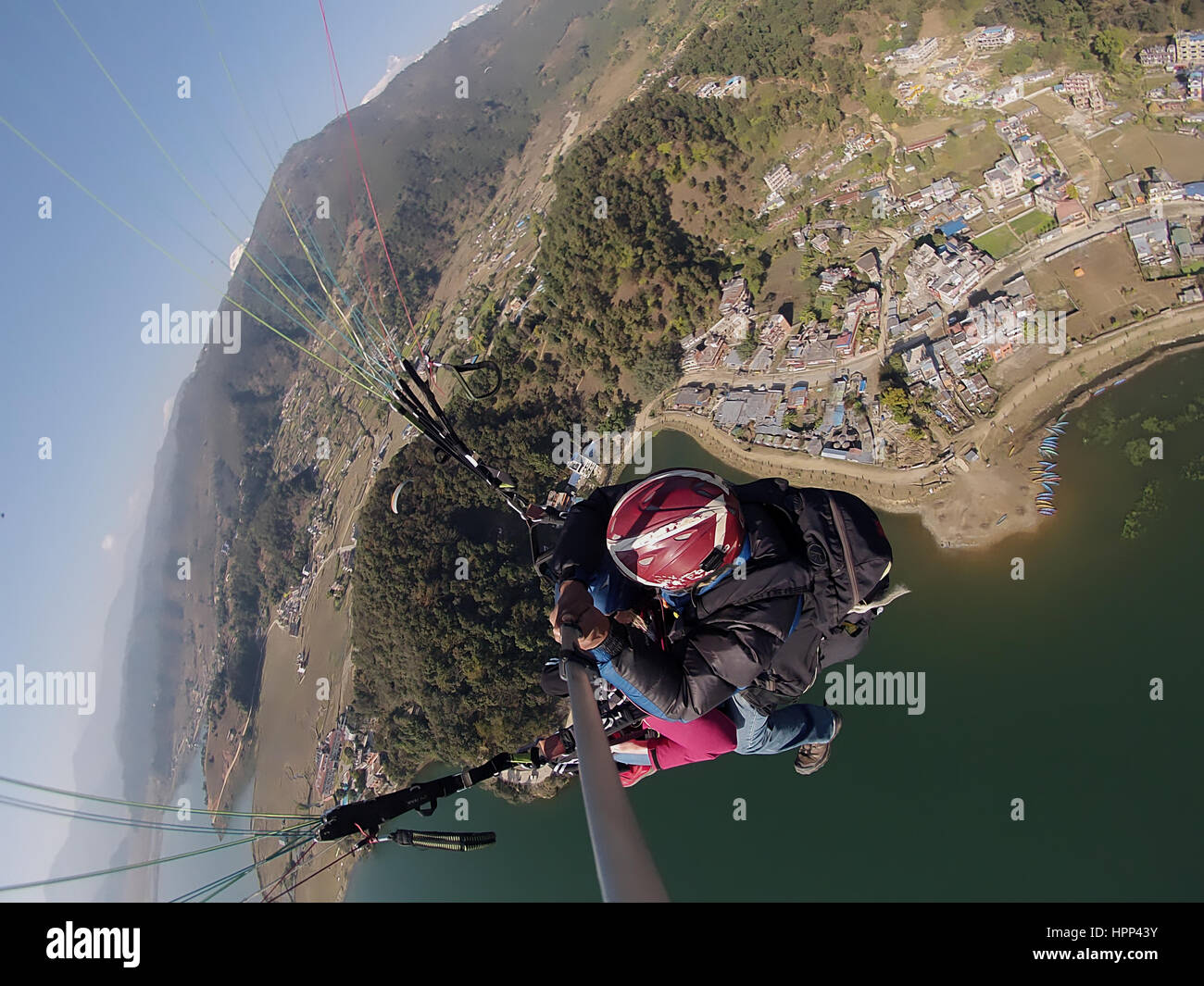 Tandem Paragleiten im Himalaya über Fewa See in Pokhara, Nepal ...