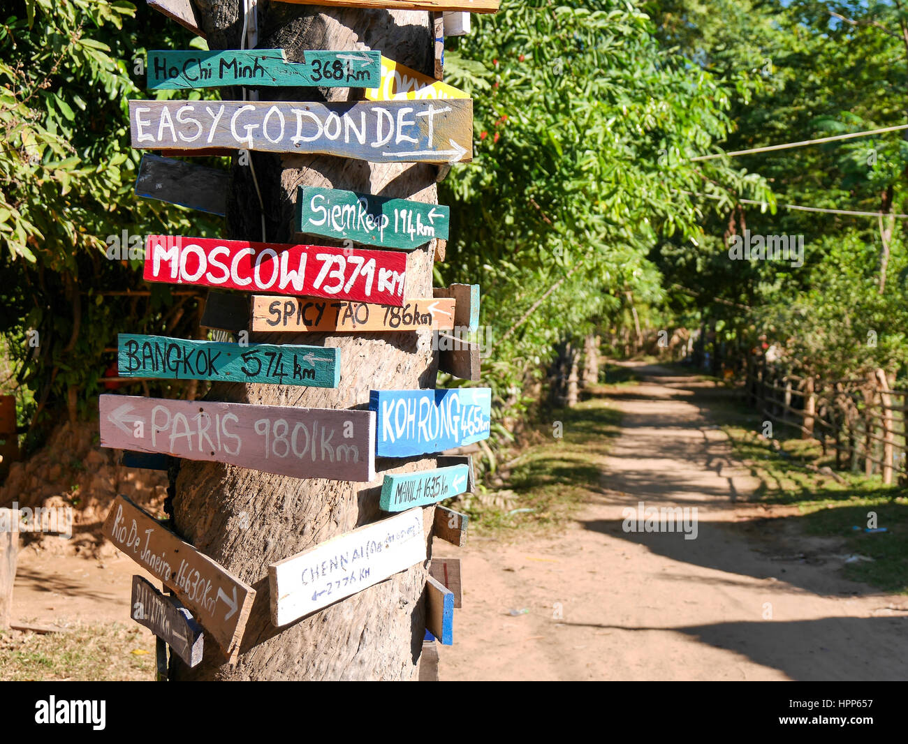 Schild richtungen zeichen himmel -Fotos und -Bildmaterial in hoher ...