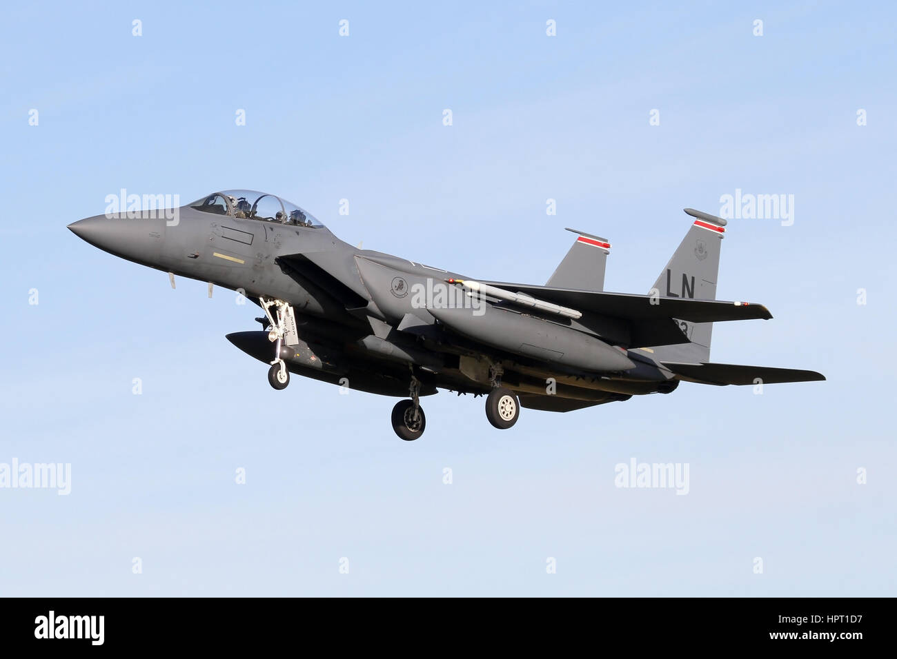 F-15E von 494 Fighter Squadron, Bestandteil der 48th Kämpfer-Flügel, am Ansatz in RAF Lakenheath ...