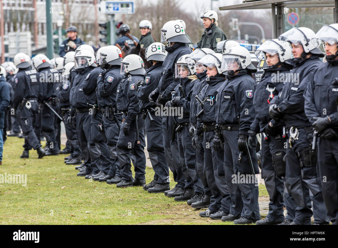 Polizeihelme deutschland -Fotos und -Bildmaterial in hoher Auflösung ...