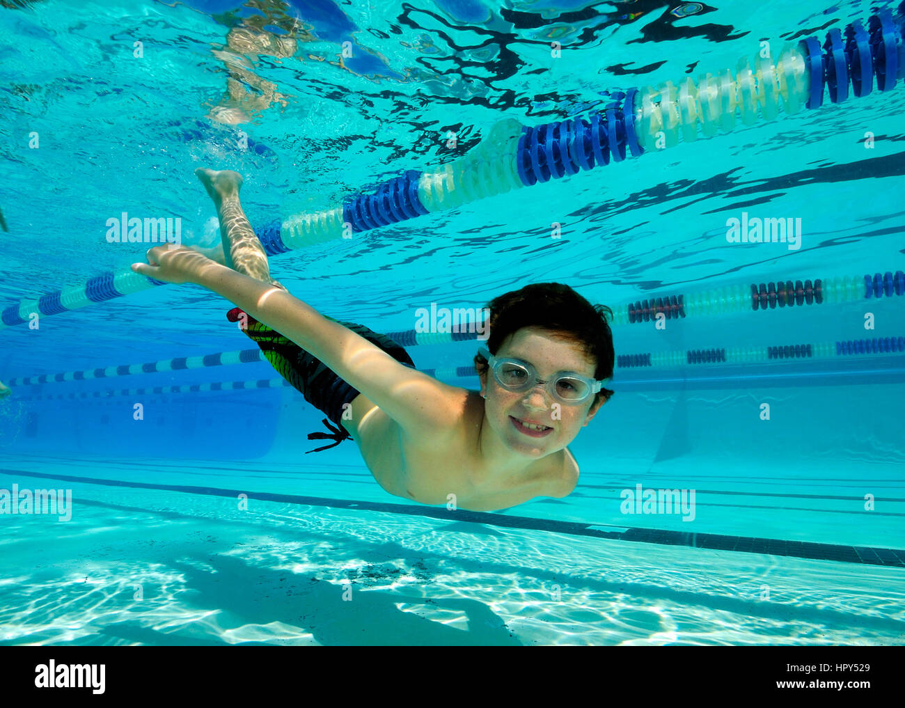 Kinder schwimmen im pool unter wasser -Fotos und -Bildmaterial in hoher ...