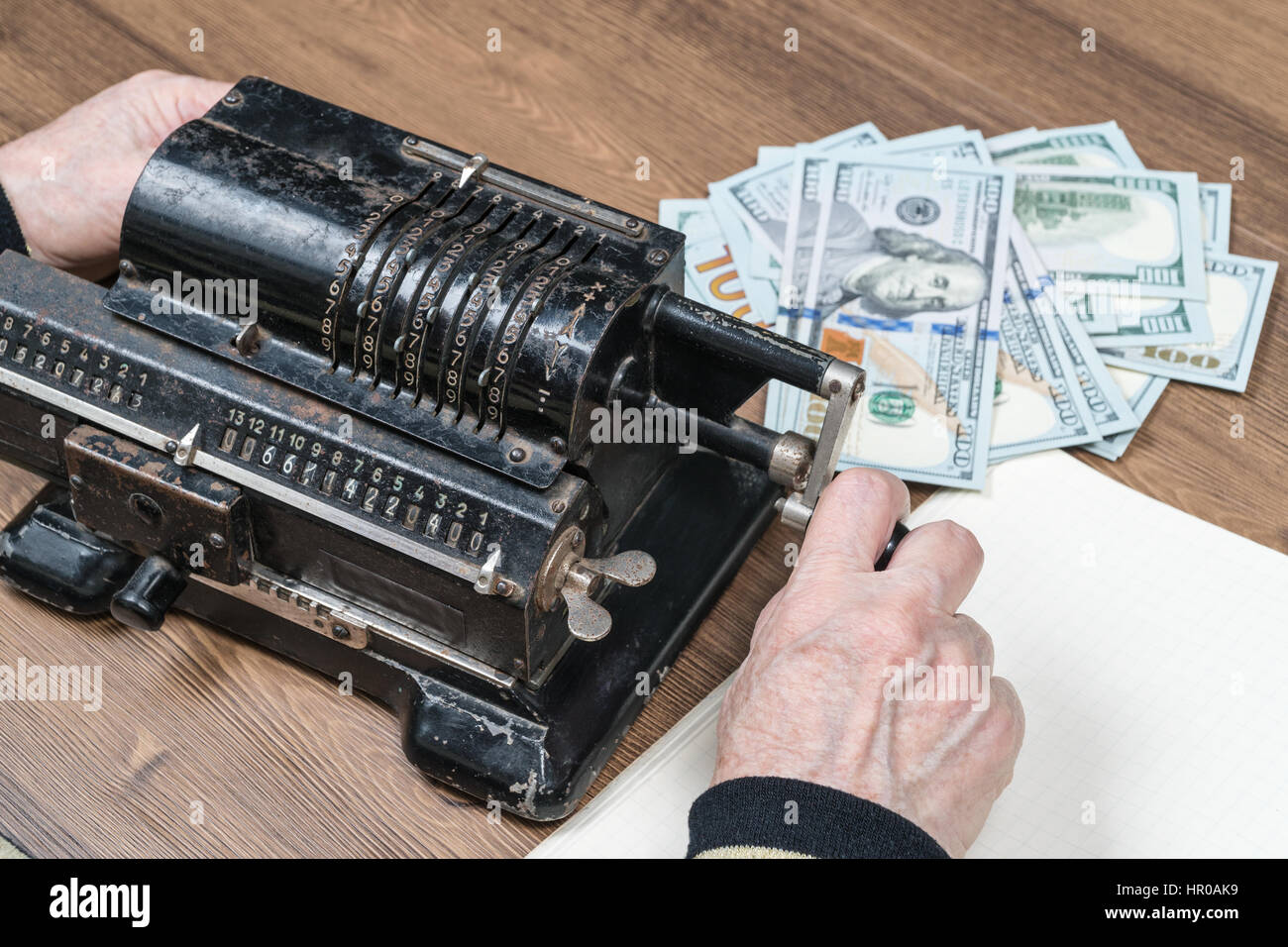 Hände einer alten Frau gezählt auf das Retro-Rechner-Geld, Nahaufnahme ...