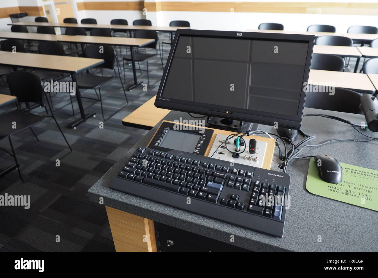 Rednerpult des Professors oder Schreibtisch im Klassenzimmer mit ...