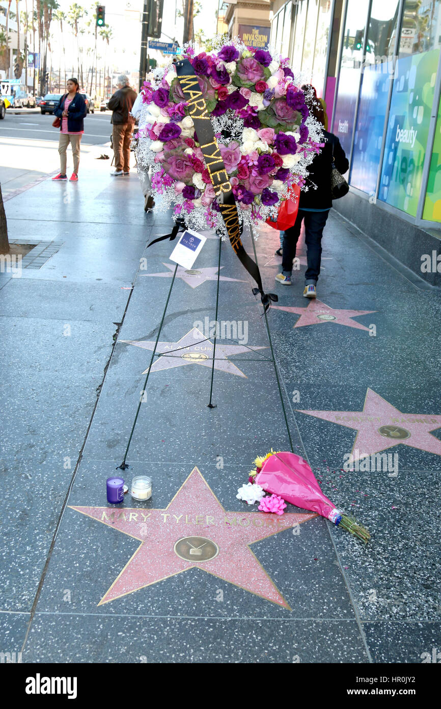 Ein Denkmal-Kranz und Blumen werden am Hollywood Walk of Fame Star als ...