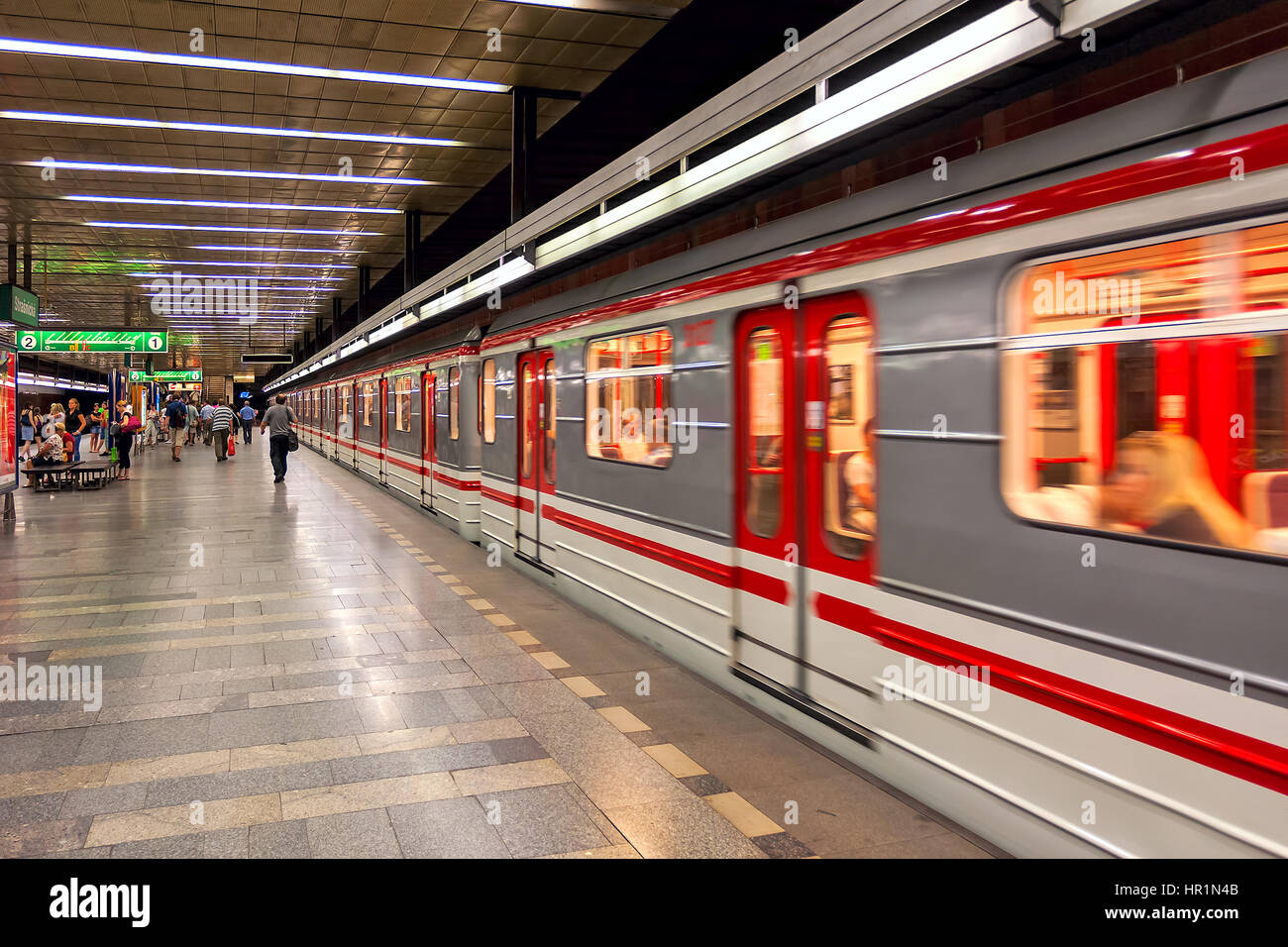 Prag u bahn zug u bahn -Fotos und -Bildmaterial in hoher Auflösung – Alamy