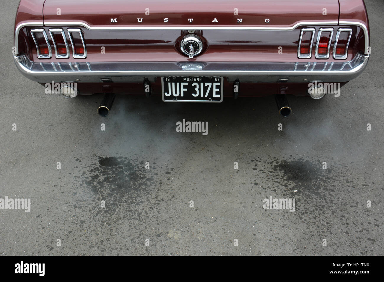 1967 klassische Burgunder Ford Mustang Coupe mit Wasser im Abgas Rauch ...