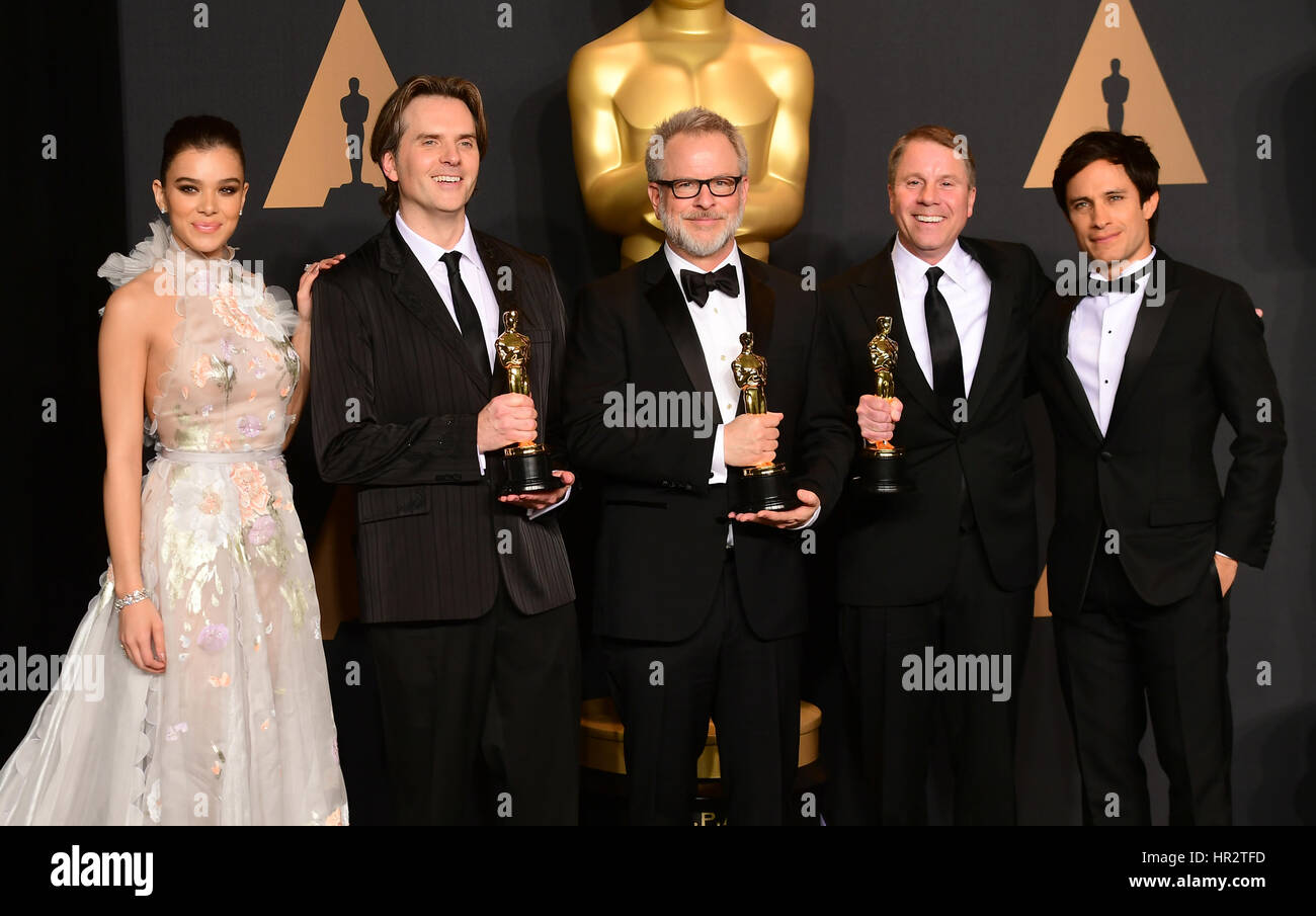 Hailee Steinfeld (links) und Gael Garcia Bernal (rechts) präsentieren ...