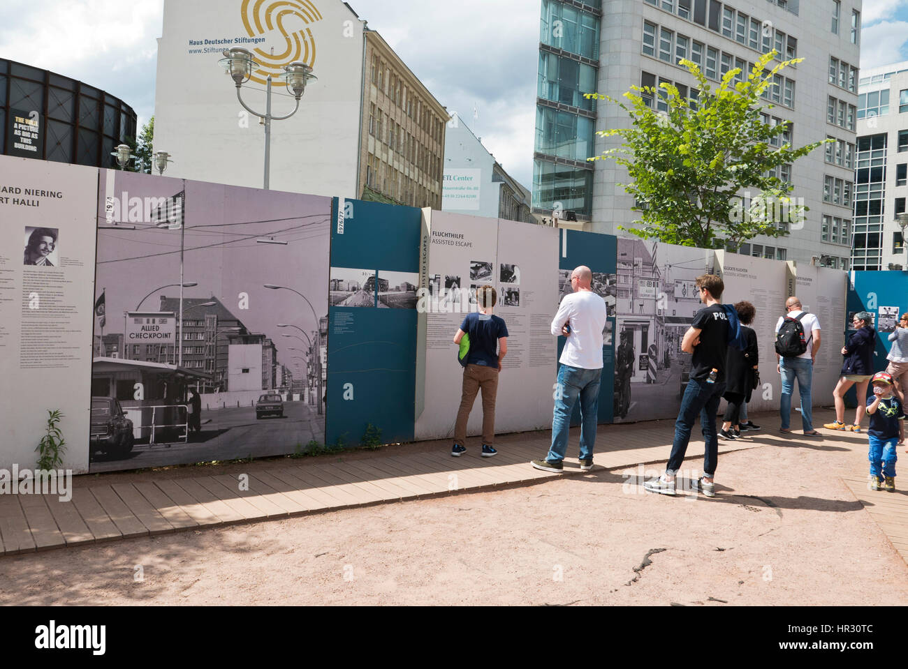Menschen, die lesen Sie weiter über die Berliner Mauer historische ...