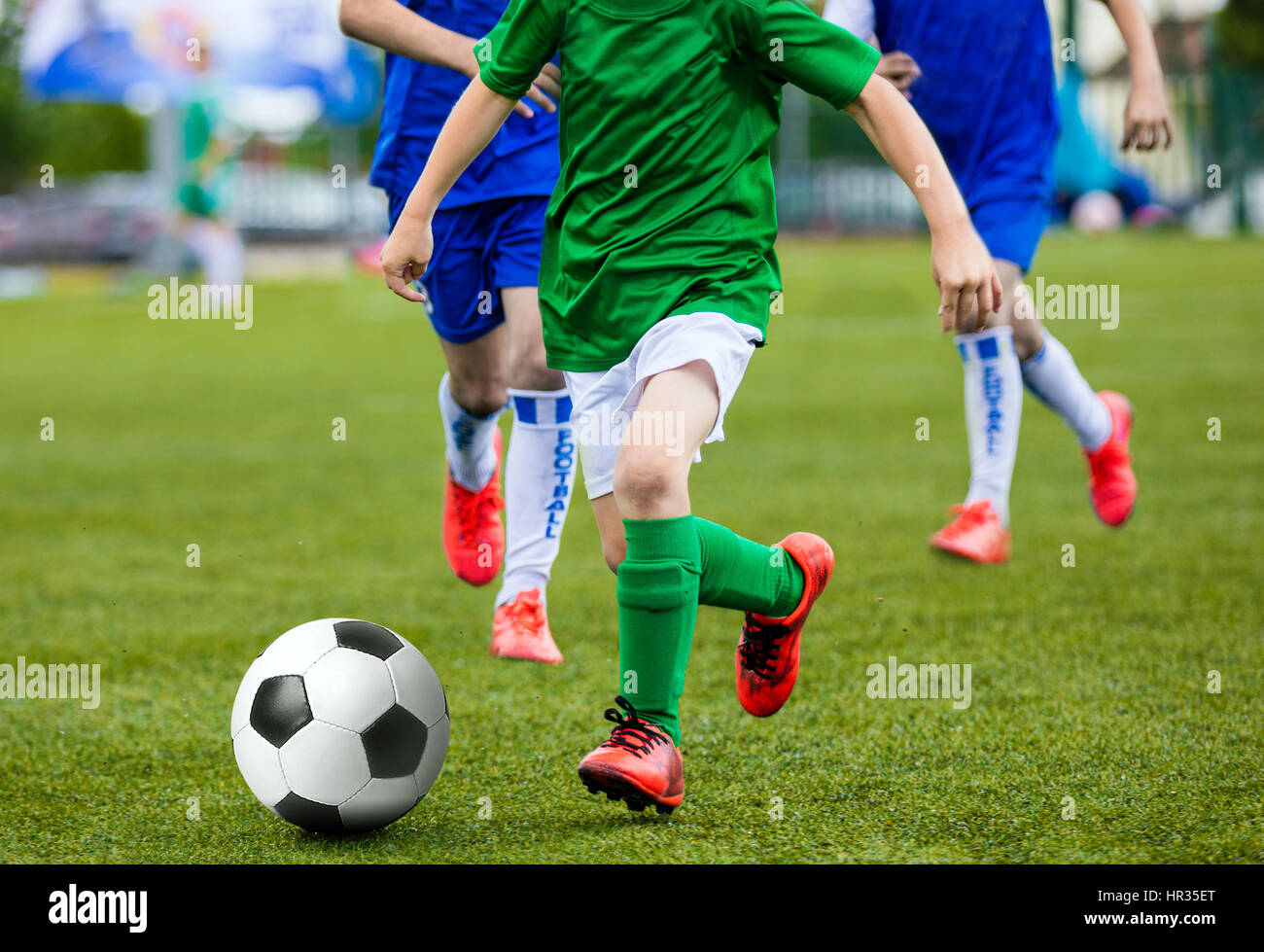 Kinder, die fußball spielen -Fotos und -Bildmaterial in hoher Auflösung ...