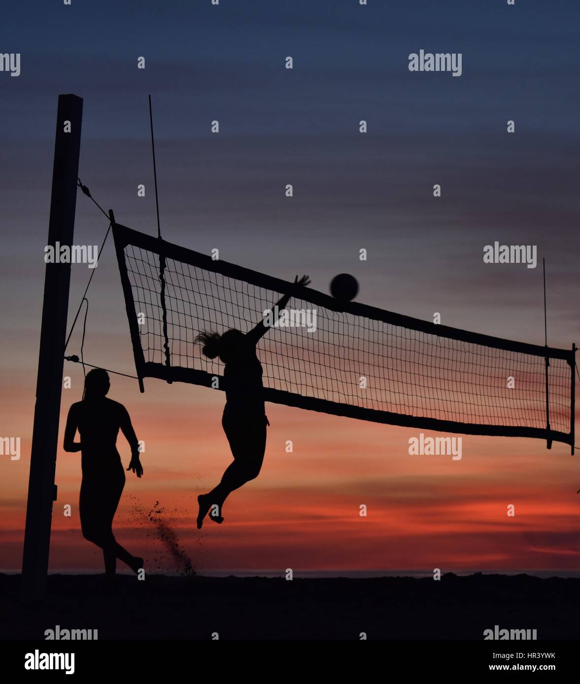 Beach volleyball players sunset -Fotos und -Bildmaterial in hoher ...