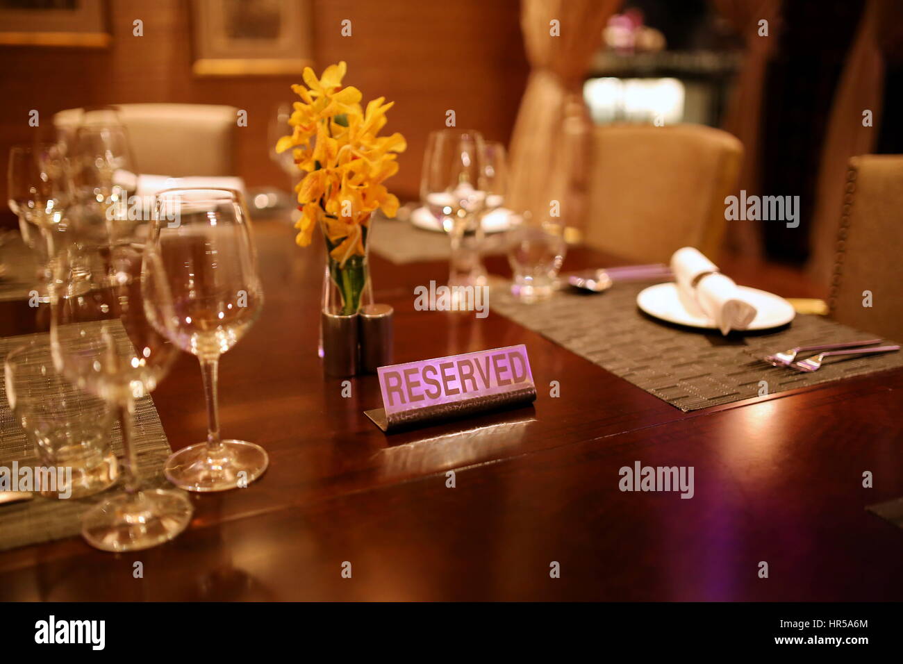 Reservierter tisch -Fotos und -Bildmaterial in hoher Auflösung – Alamy