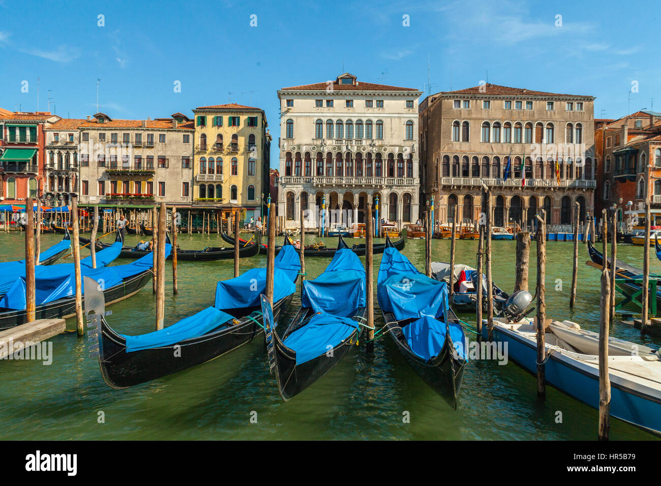 Gondeln mit reflexion im kanal -Fotos und -Bildmaterial in hoher ...