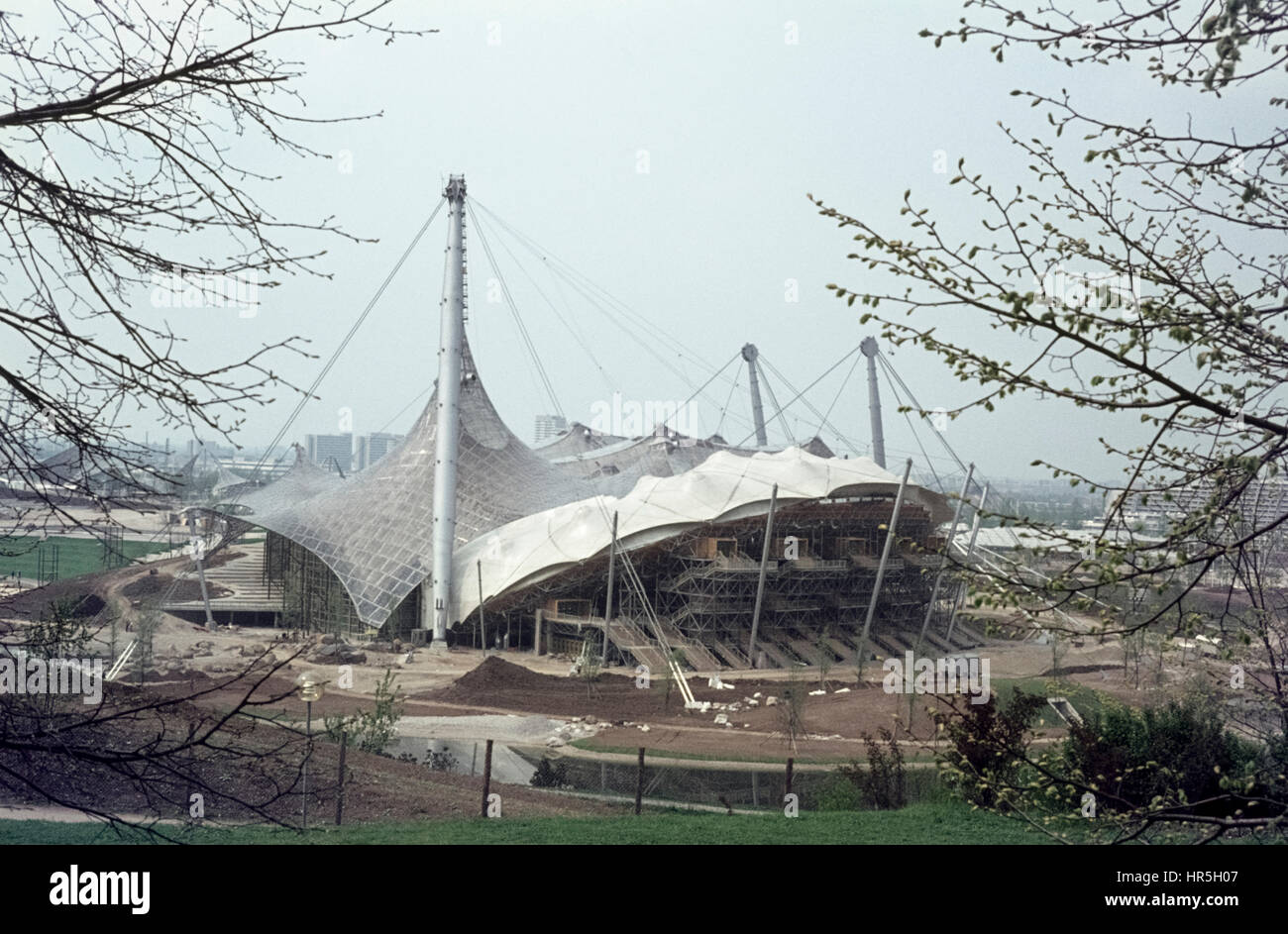 Der Münchner Olympiapark Kurz Vor der Fertigstellung. Der Olympiapark ...