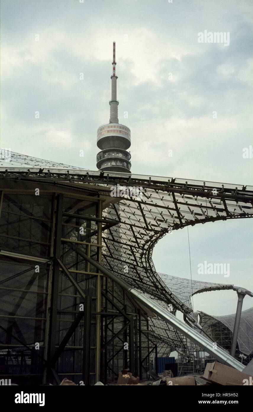 Der Münchner Olympiapark Kurz Vor der Fertigstellung. Der Olympiapark ...