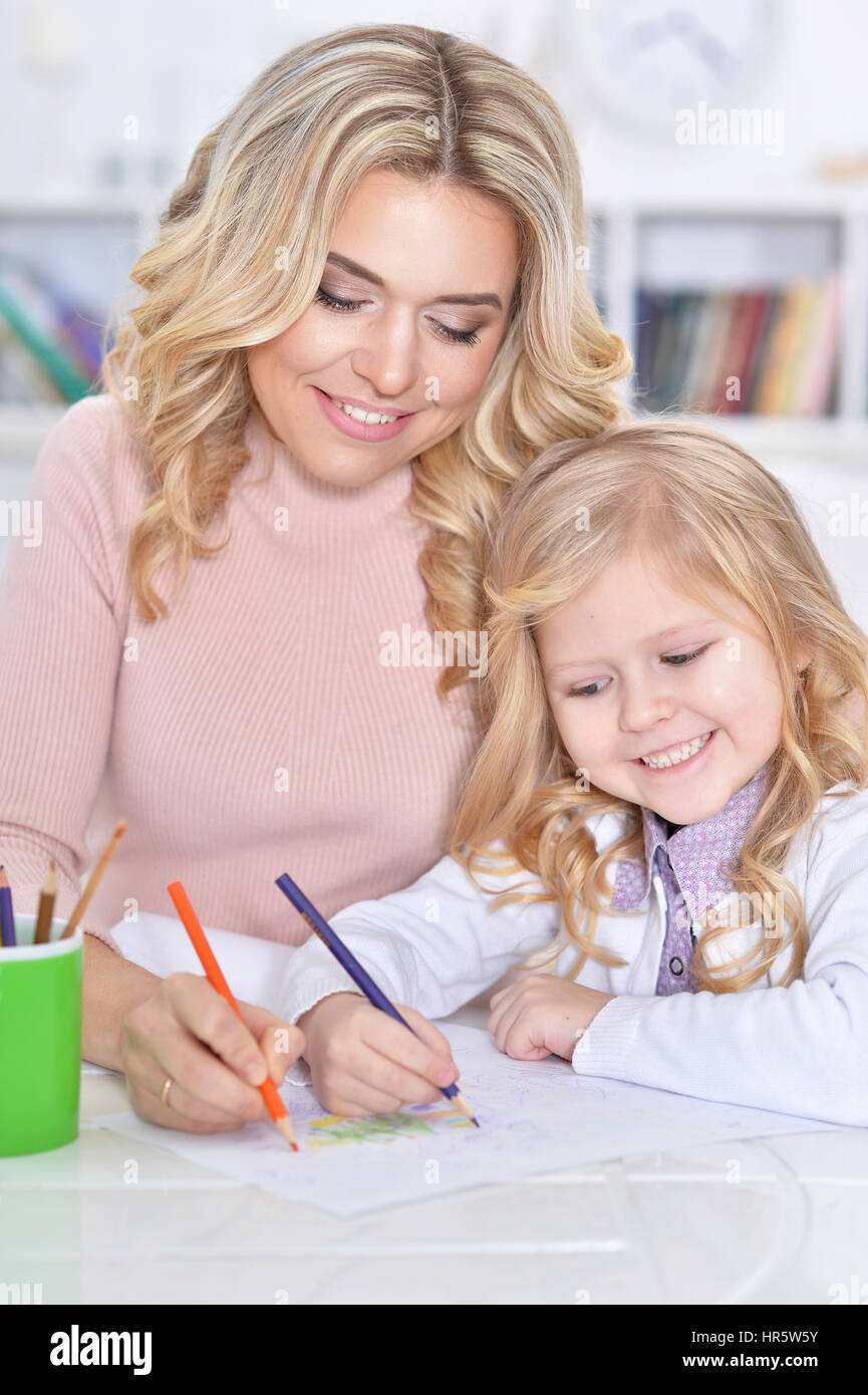 junge Mutter und Töchterchen zeichnen mit Bleistiften Stockfotografie - Alamy
