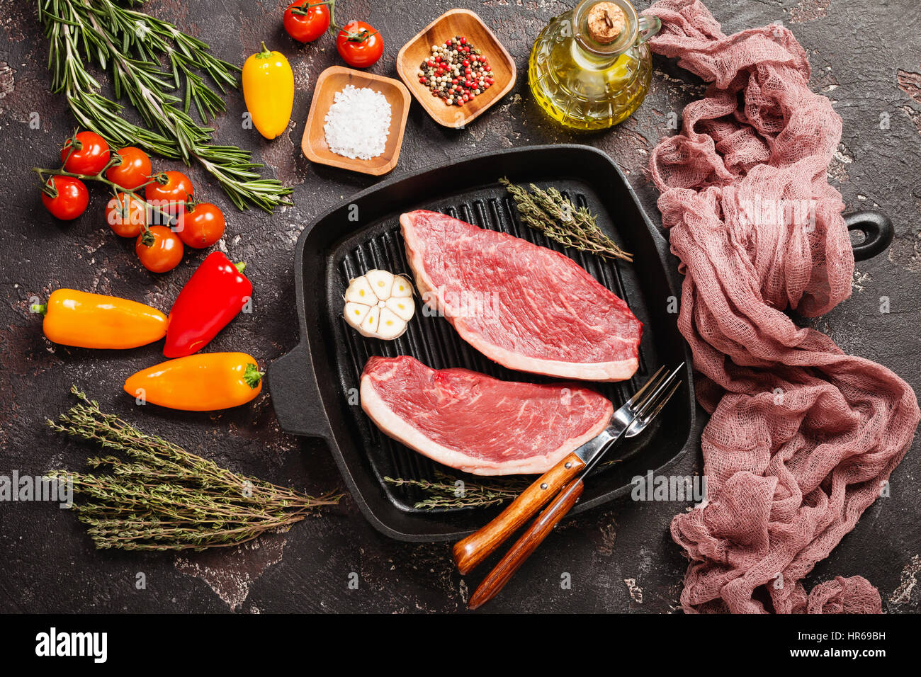Frische rohe Prime Black Angus Rindfleisch Streifen Steaks auf Grill ...
