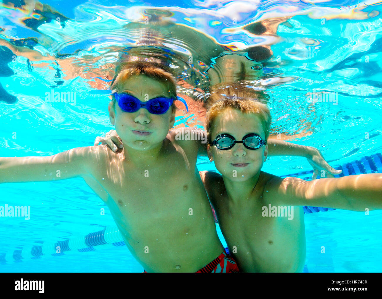 Mit freunden schwimmen -Fotos und -Bildmaterial in hoher Auflösung – Alamy