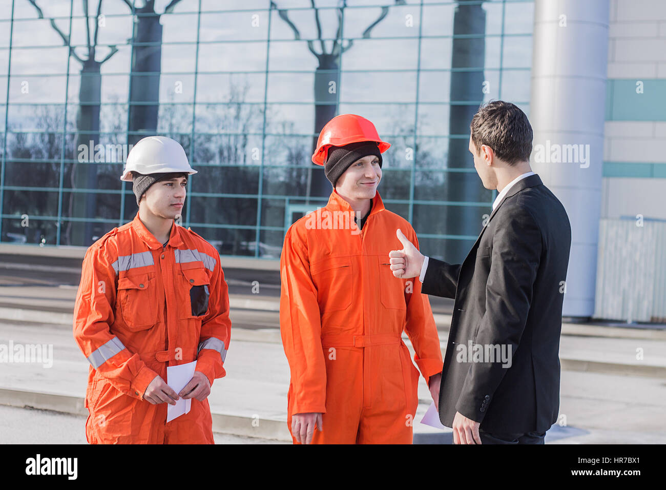 Chef oder Chef zeigt Daumen bis zu jungen Team von Ingenieuren ...