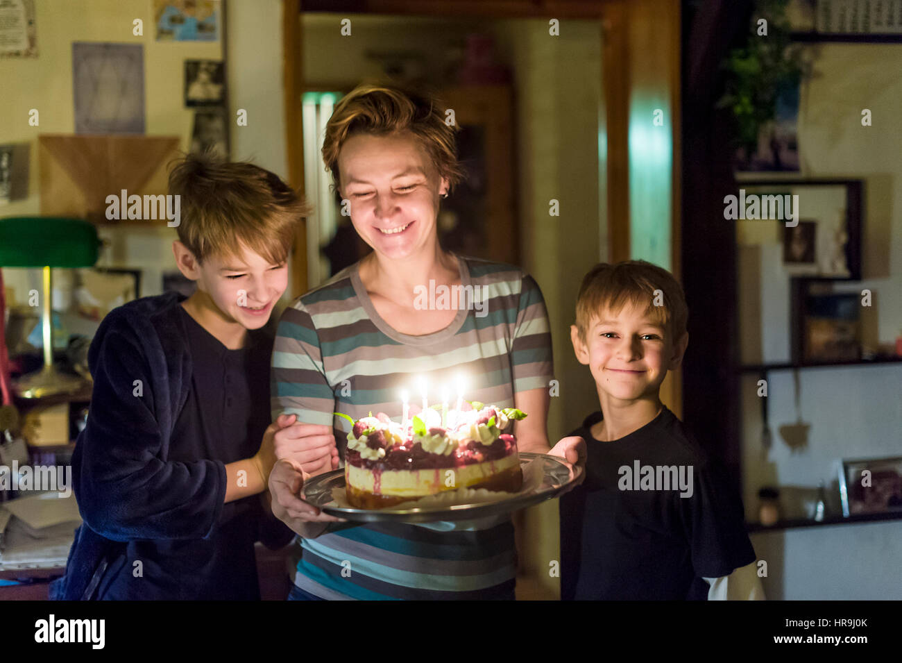 Mutter von zwei -Fotos und -Bildmaterial in hoher Auflösung – Alamy