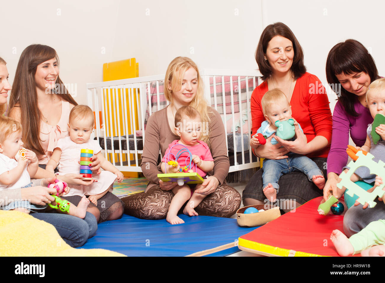 Vier Mütter mit ihren schönen Kindern im kindergarten Stockfotografie ...
