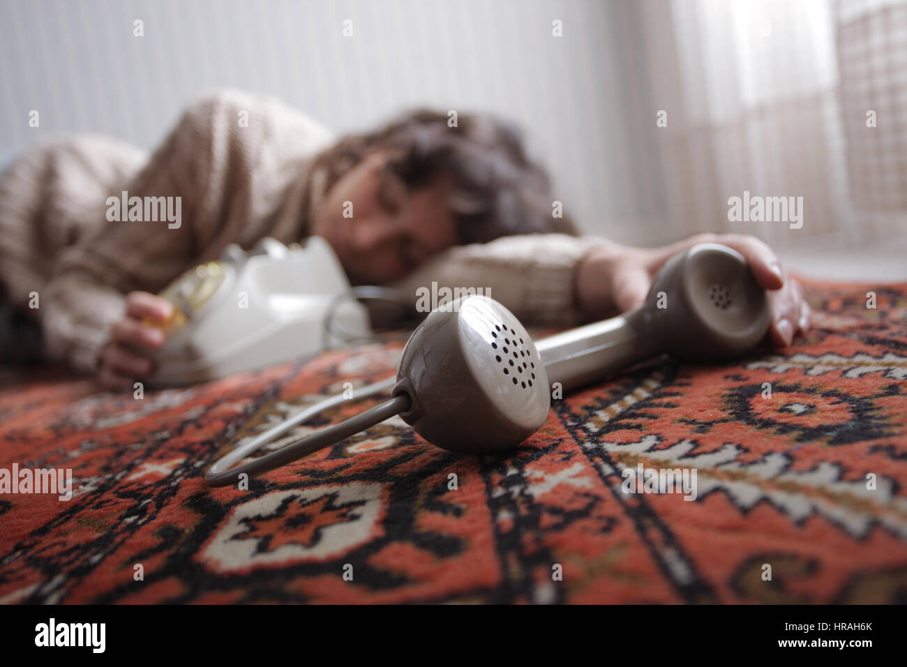 Tote frau auf dem boden liegen -Fotos und -Bildmaterial in hoher ...